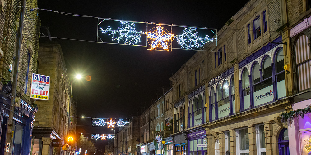 Cross Streets and town centre city lighting | Festive lights/festive ...