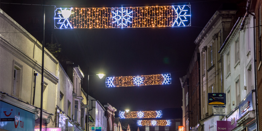 Cross Streets and town centre city lighting | Festive lights/festive ...