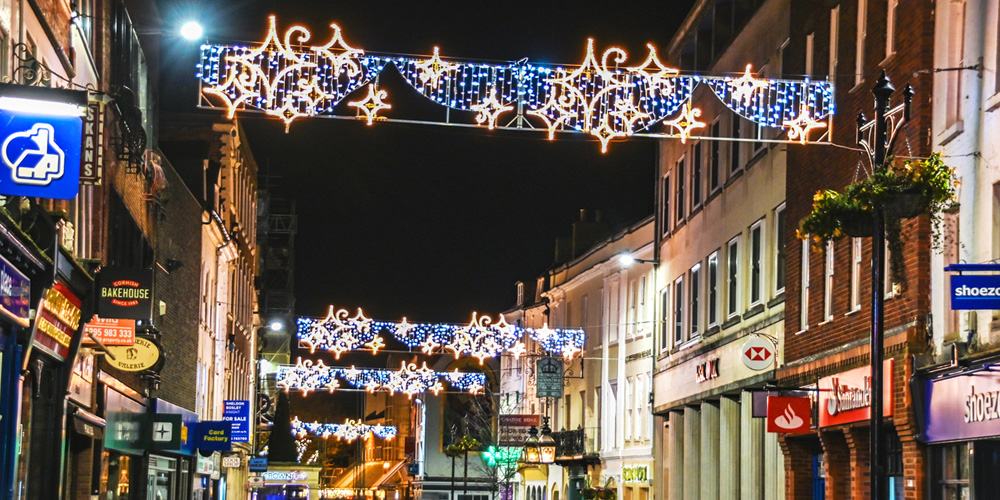 Cross Streets and town centre city lighting | Festive lights/festive ...