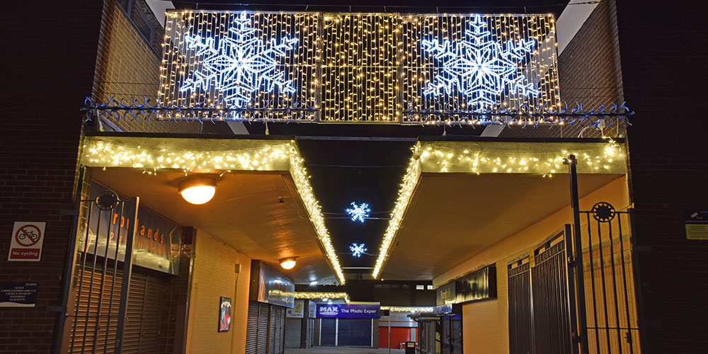 Cross Streets and town centre city lighting | Festive lights/festive ...